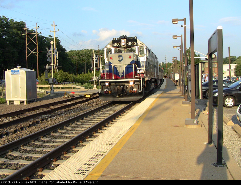 GP40FH-2 4900 on Train 1009